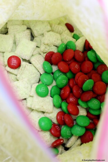 Grinch Puppy Chow - Everyday Shortcuts
